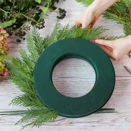 How to create your own Fresh Festive Wreath - Advice - Garden Health